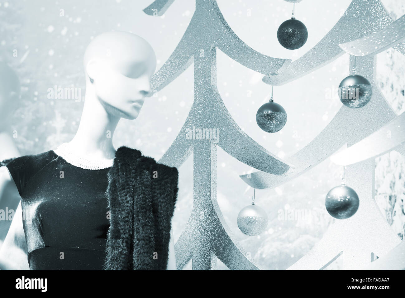 Female shop dummy fashion mannequin in department store boutique window ...