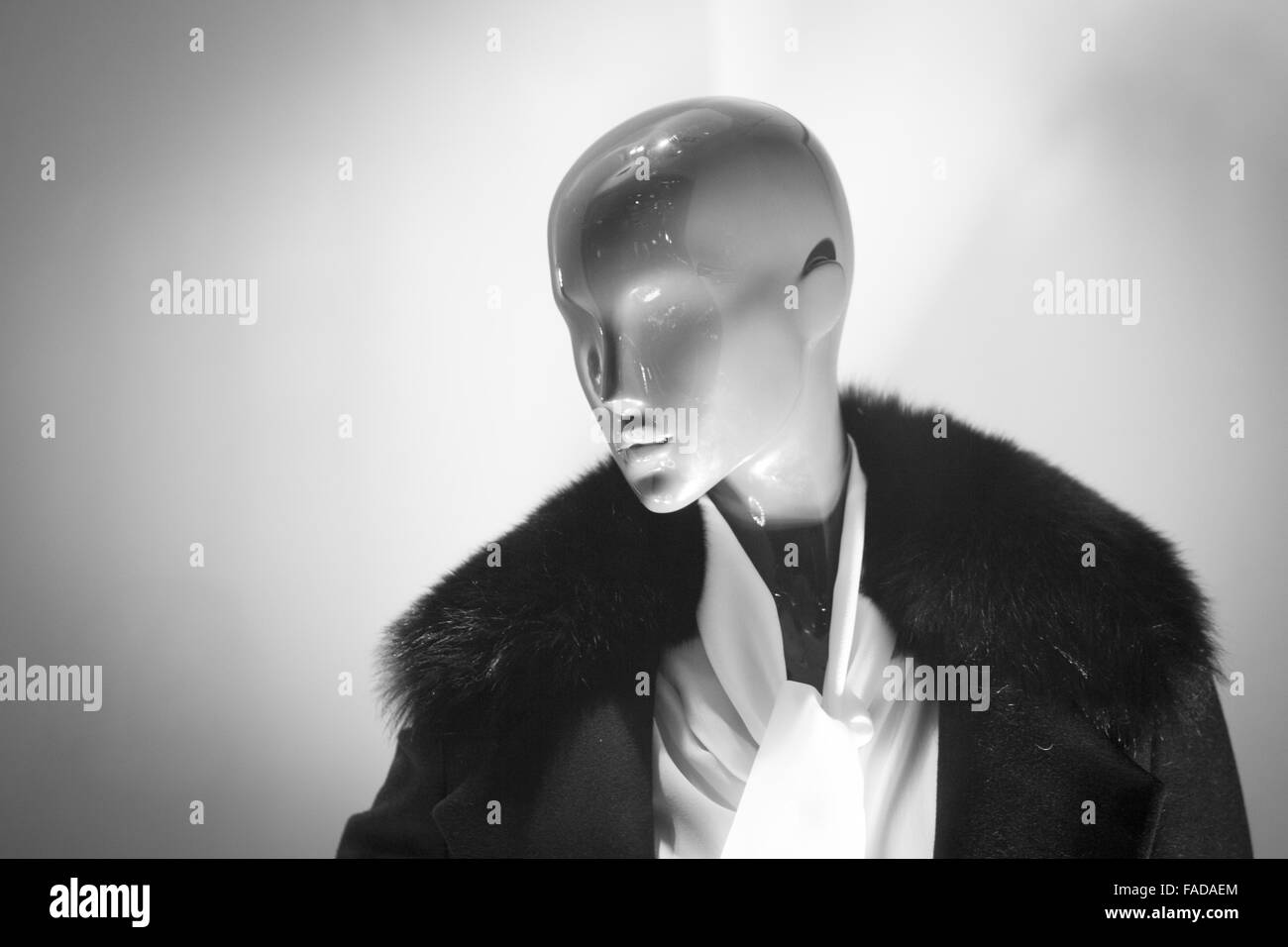 Female shop dummy fashion mannequin in department store boutique window ...