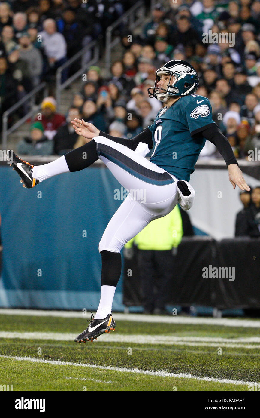 December 26, 2015: Philadelphia Eagles punter Donnie Jones (8) punts ...