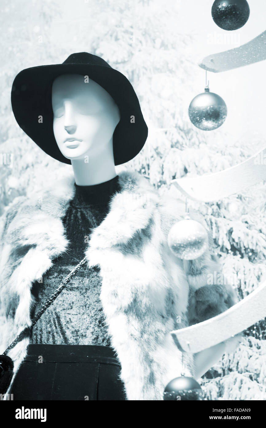 Female shop dummy fashion mannequin in department store boutique window ...