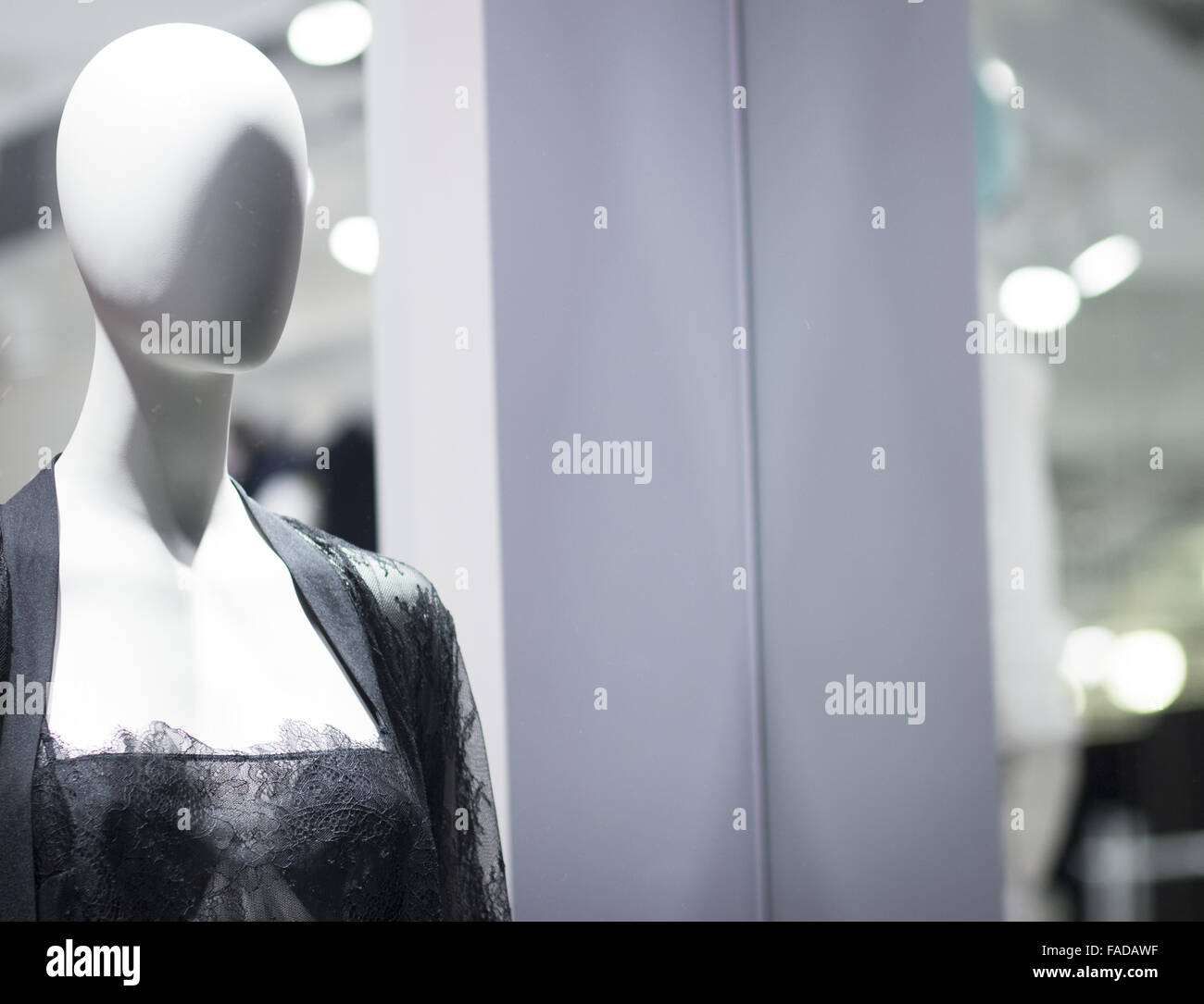 Female shop dummy fashion mannequin in department store boutique window ...