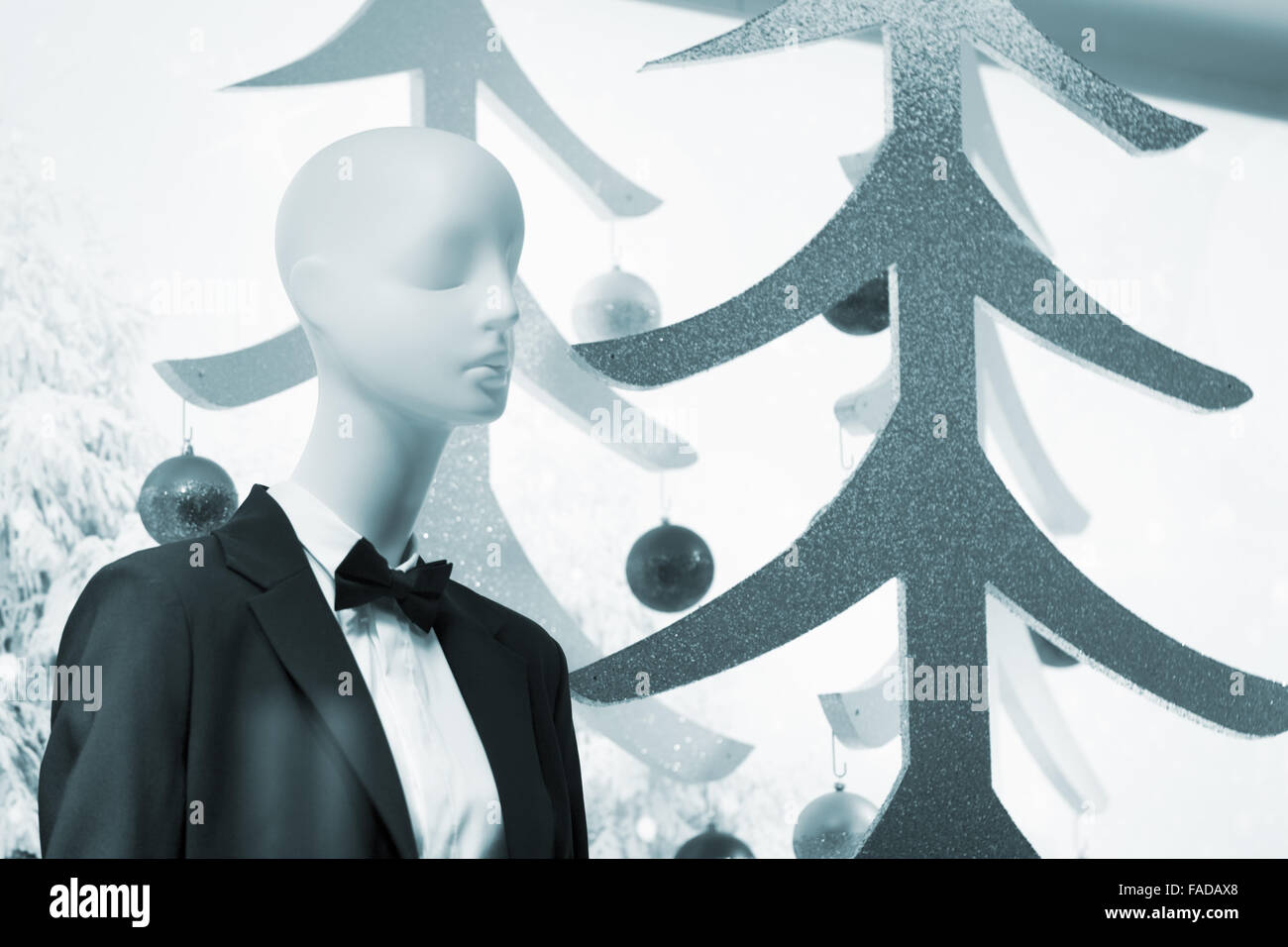 Female shop dummy fashion mannequin in department store boutique window ...