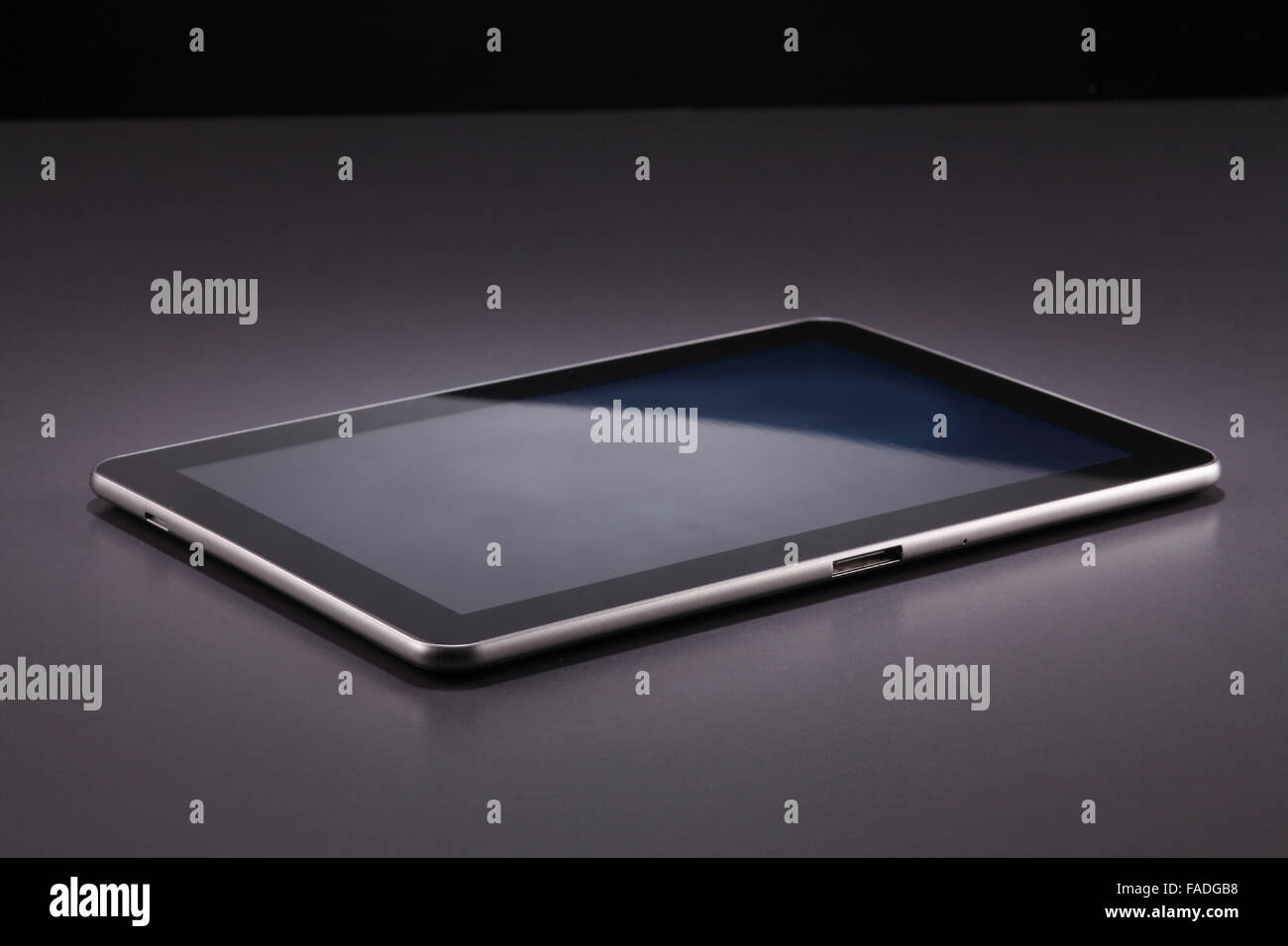 Empty tablet screen hi-res stock photography and images - Alamy