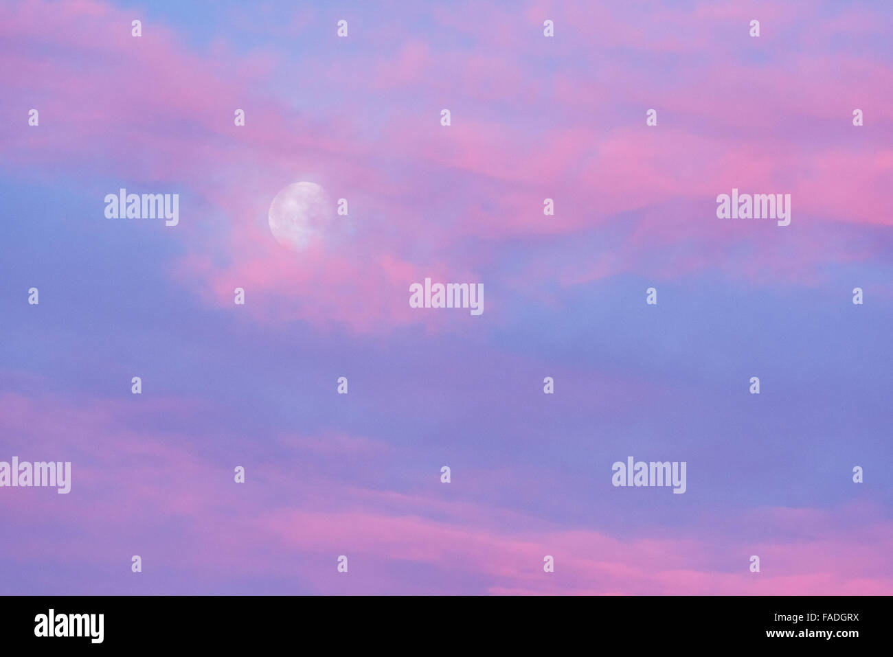 Oxford, UK. 28th December 2015. UK Weather: Pink clouds spread across ...