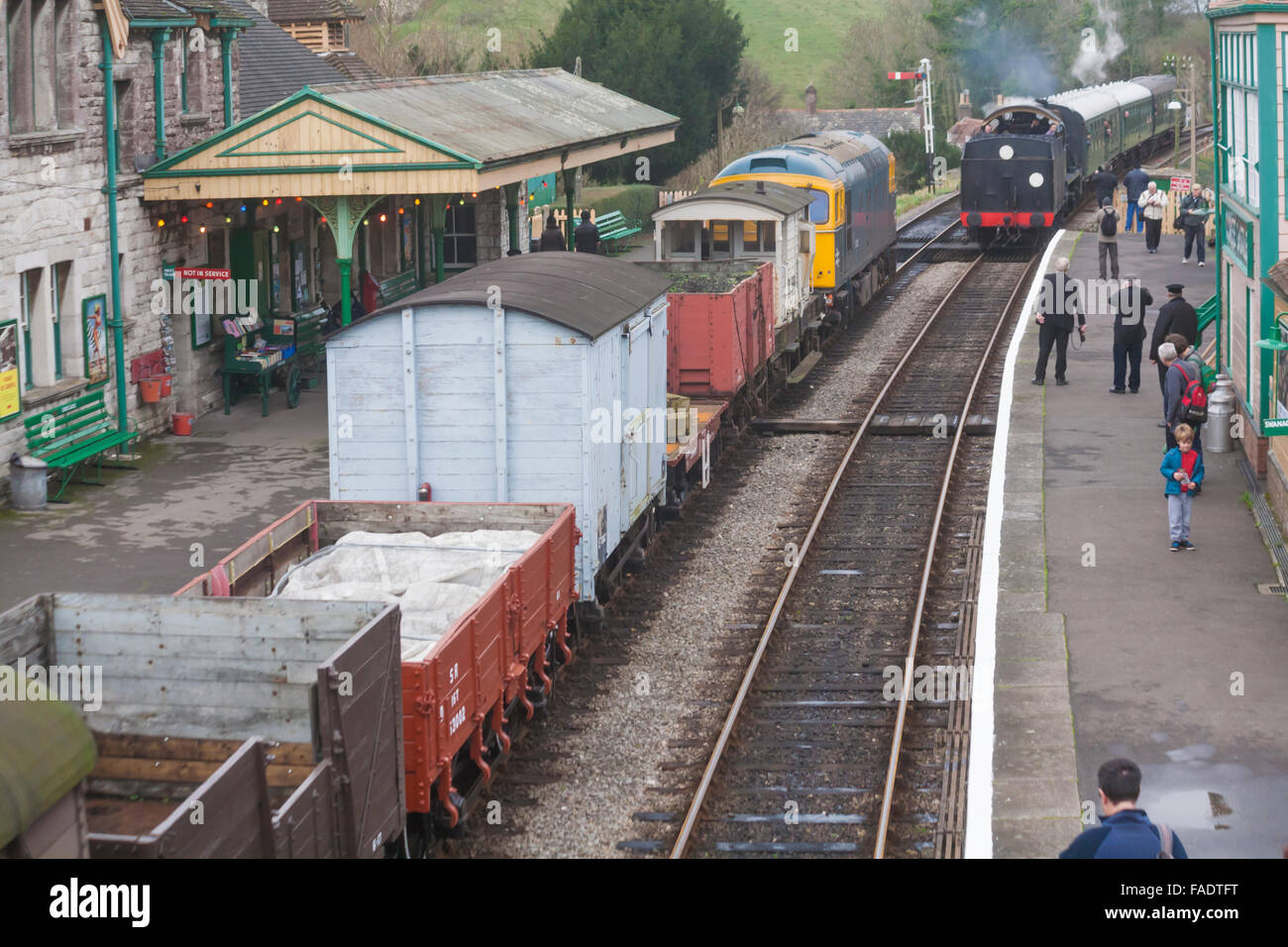 Corfe Castle, Dorset, UK. 28 December 2015. Winter Warm up on Swanage ...