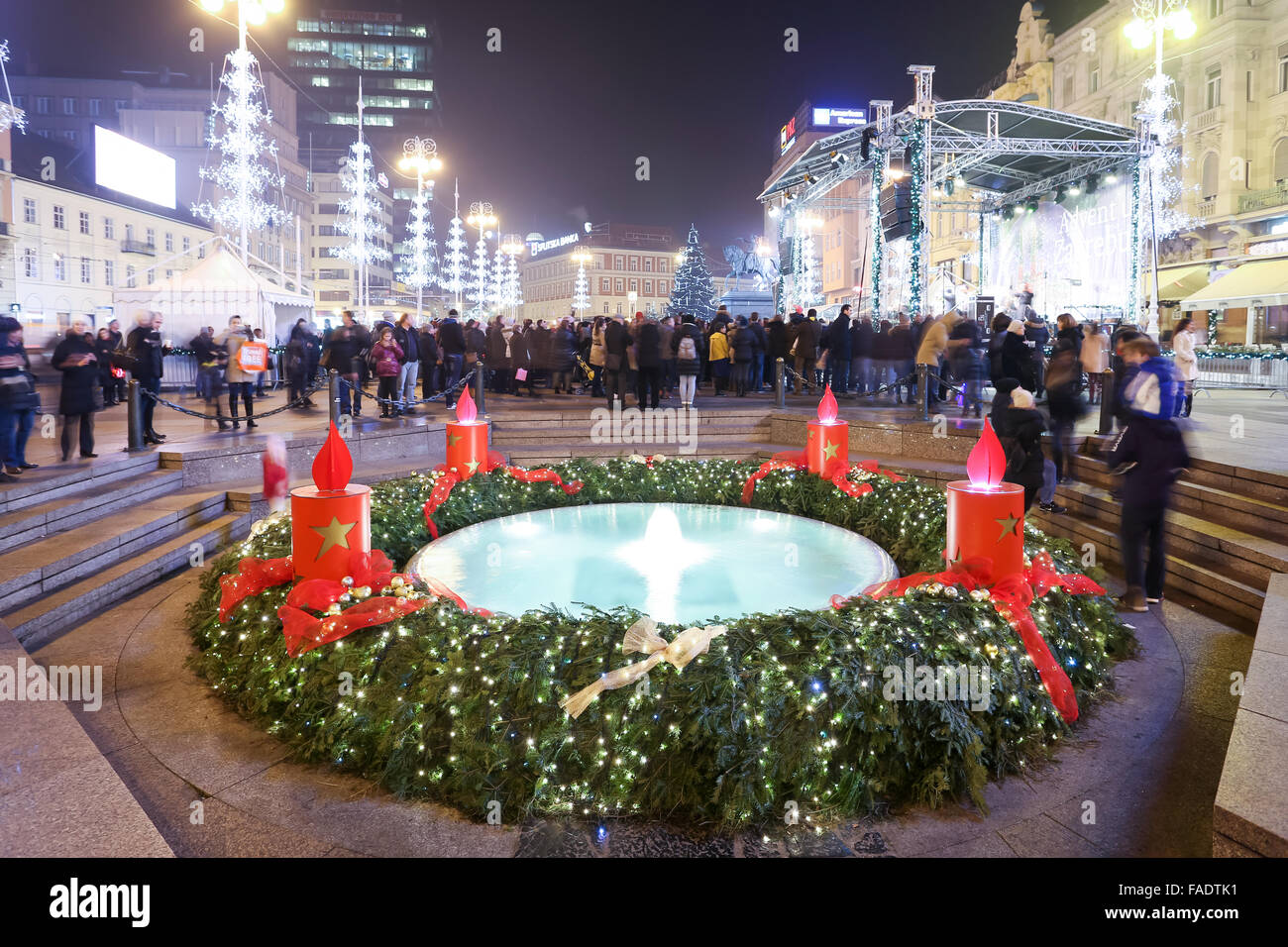 Advent wreath around the water fountain Mandusevac at advent time on ...