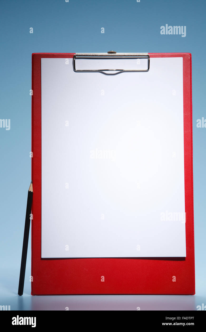 Clipboard with clean white paper Stock Photo - Alamy
