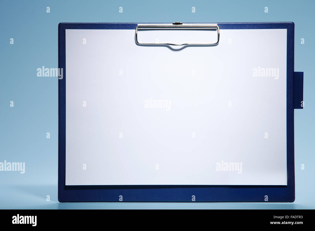 Clipboard with clean white paper Stock Photo - Alamy