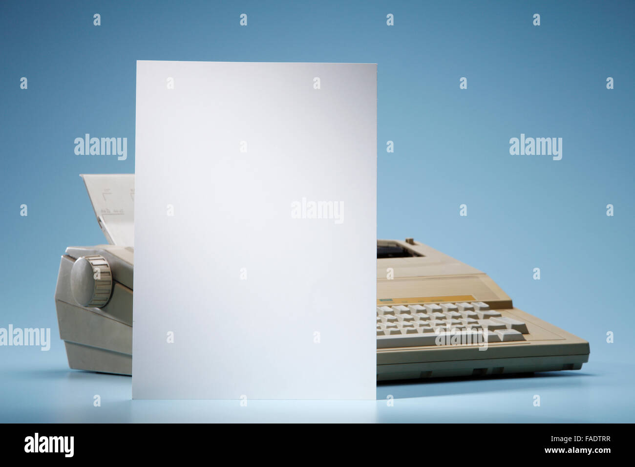 Sheet white hi-res stock photography and images - Alamy
