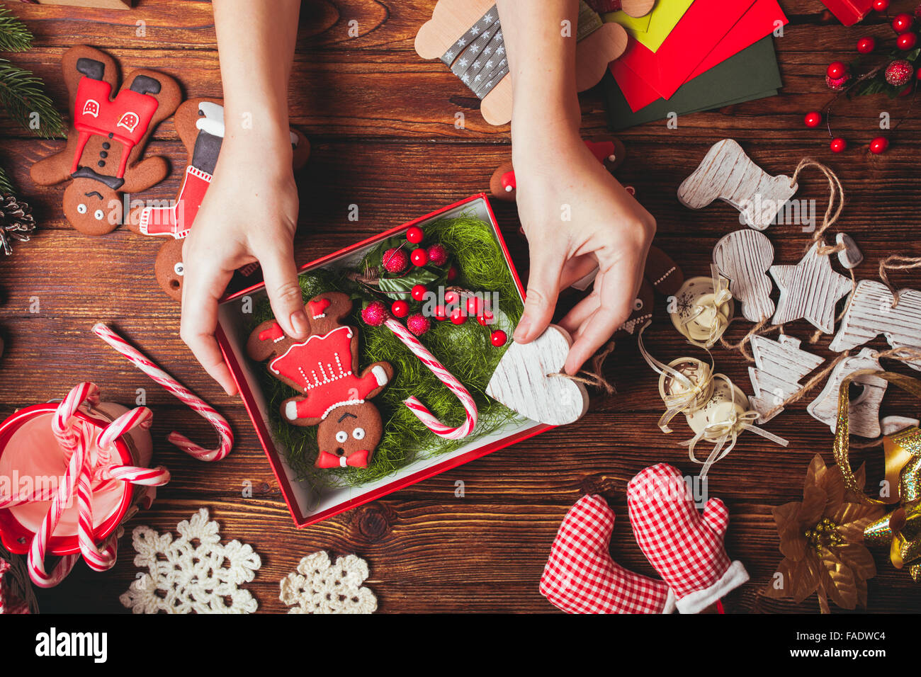 Preparation a Christmas gift box Stock Photo - Alamy