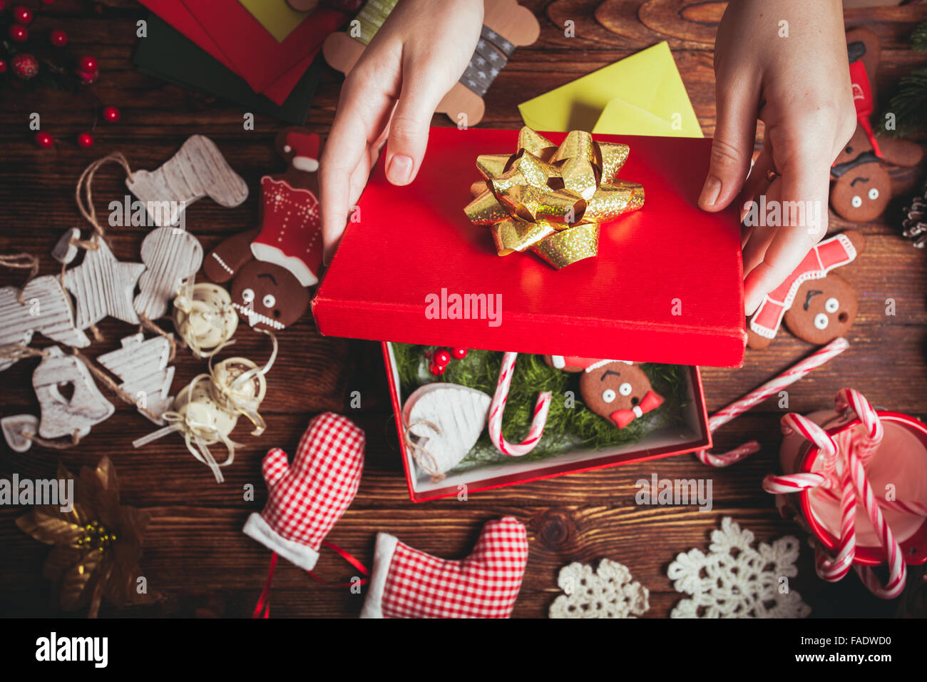 Preparation a Christmas gift box Stock Photo - Alamy