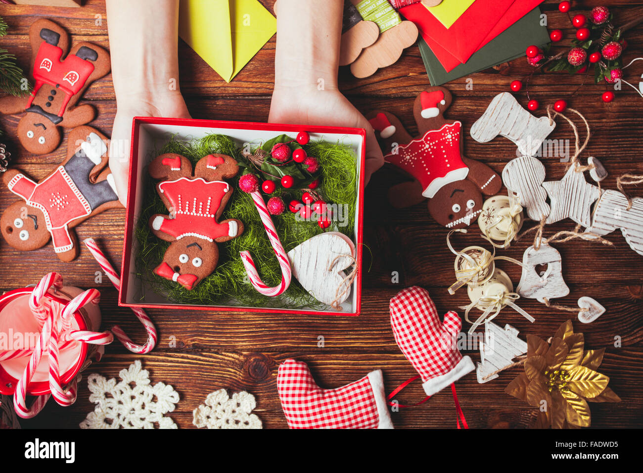 Preparation a Christmas gift box Stock Photo - Alamy