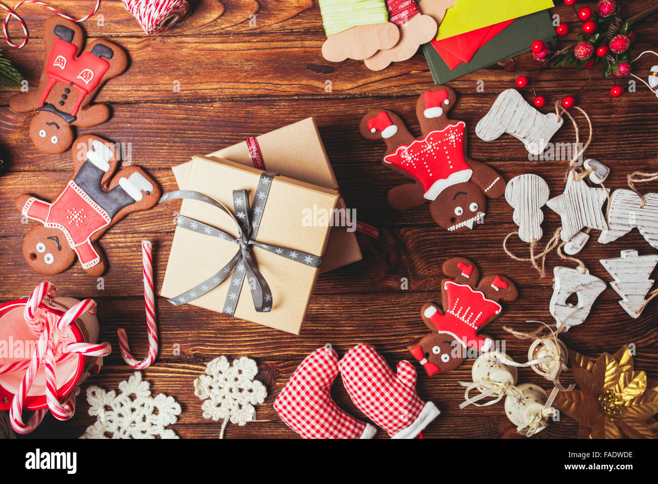 Preparation a Christmas gift box Stock Photo - Alamy