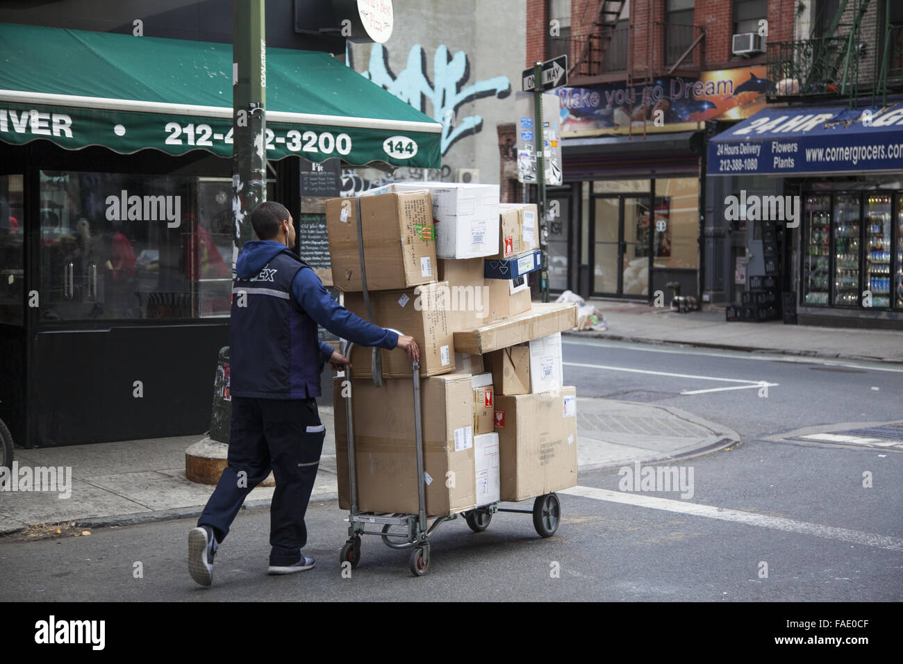 Fedex delivery man hi-res stock photography and images - Alamy