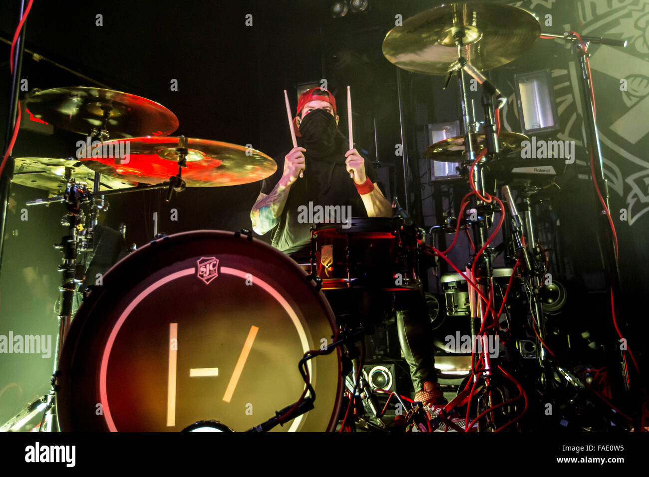 Detroit, Michigan, USA. 17th Dec, 2015. JOSH DUN of 21 PILOTS ended the ...