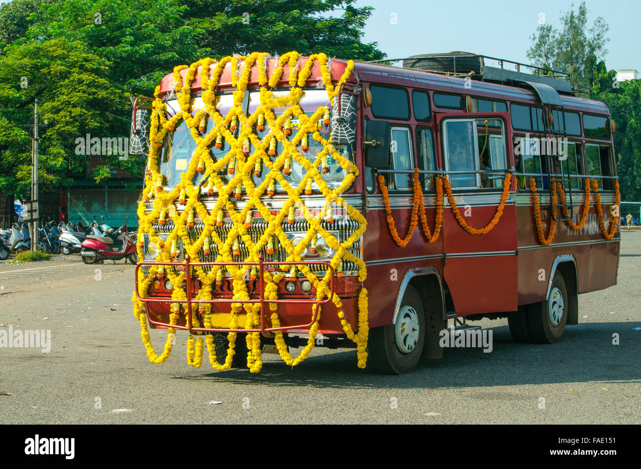 transport of india the bus decorated with flowers transport,the bus ...