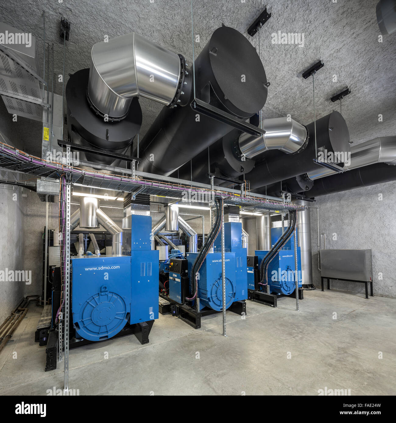 Power plant generator room generators hi-res stock photography and ...