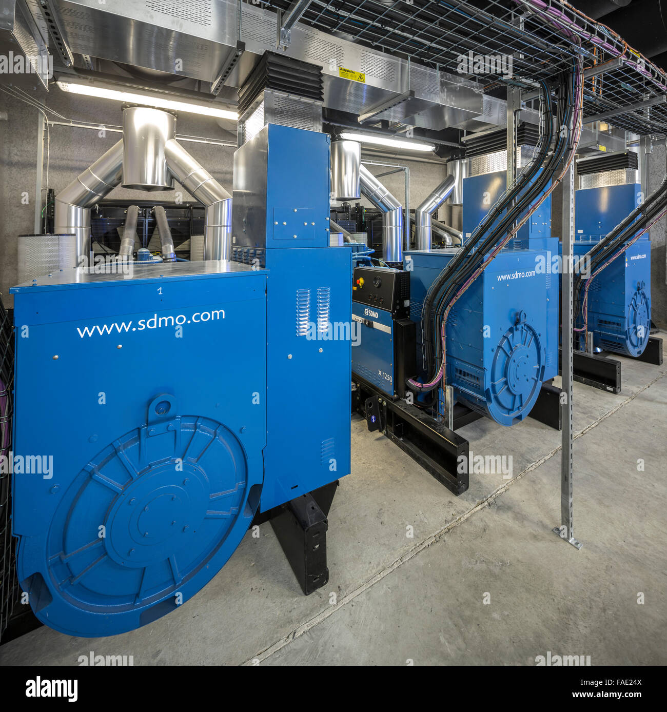 Power plant generator room generators hi-res stock photography and ...