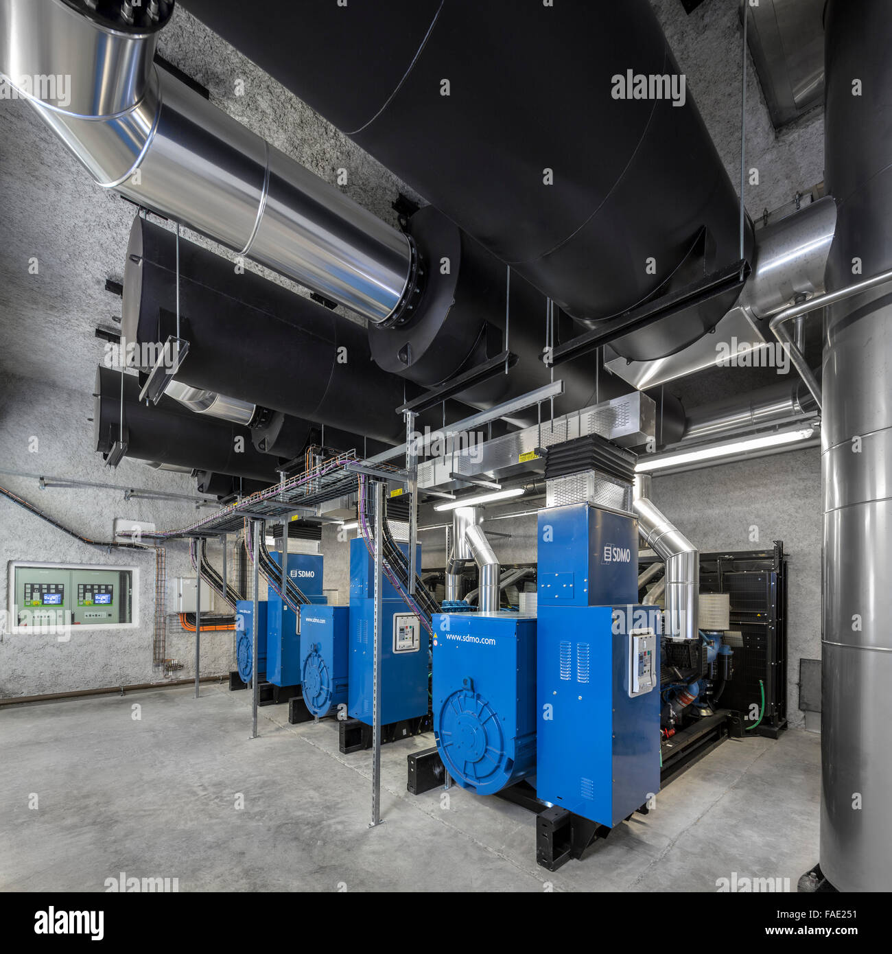 Power plant generator room generators hi-res stock photography and ...