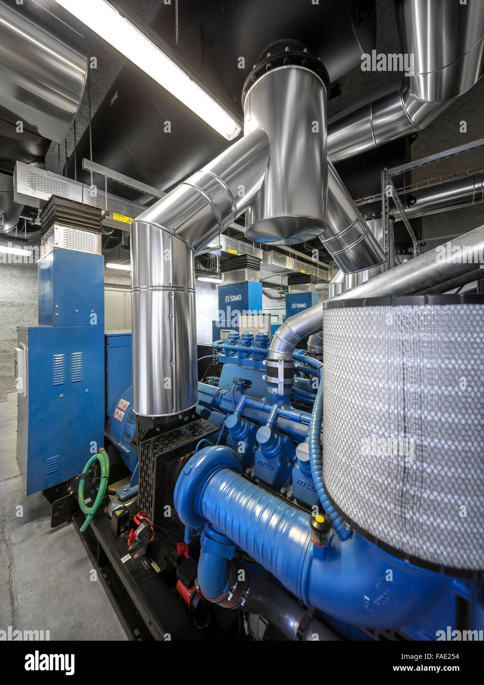 Power plant generator room generators hi-res stock photography and ...