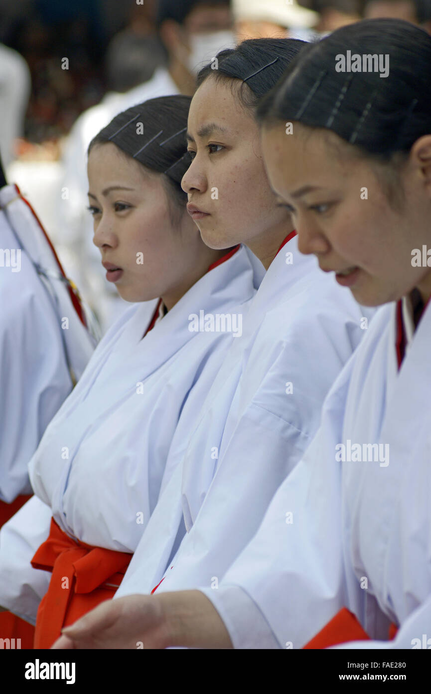 Shinto robes hi-res stock photography and images - Alamy