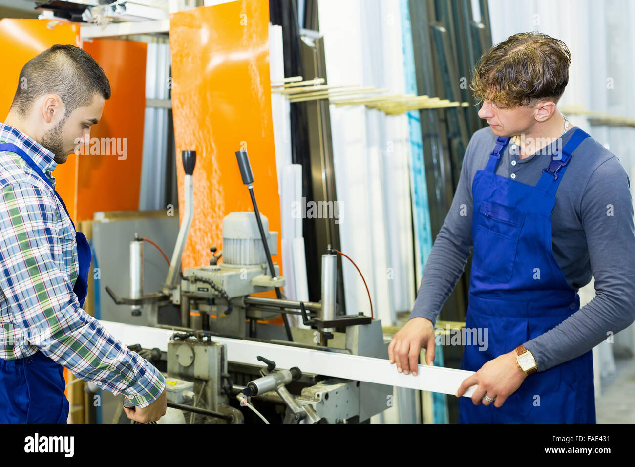 Machine shop crew hi-res stock photography and images - Alamy