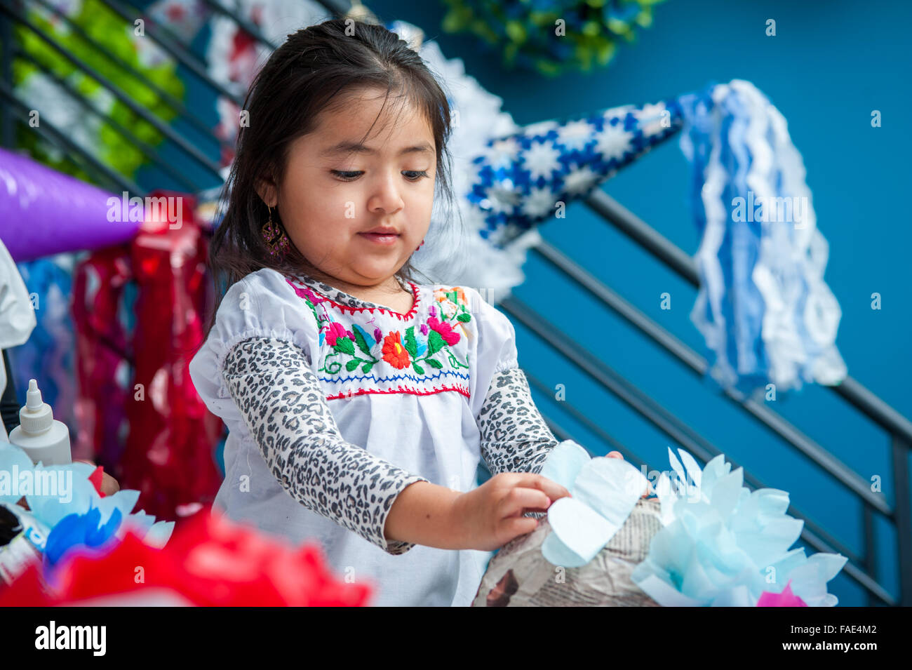 Process of making a Mexican pi–ata Stock Photo - Alamy