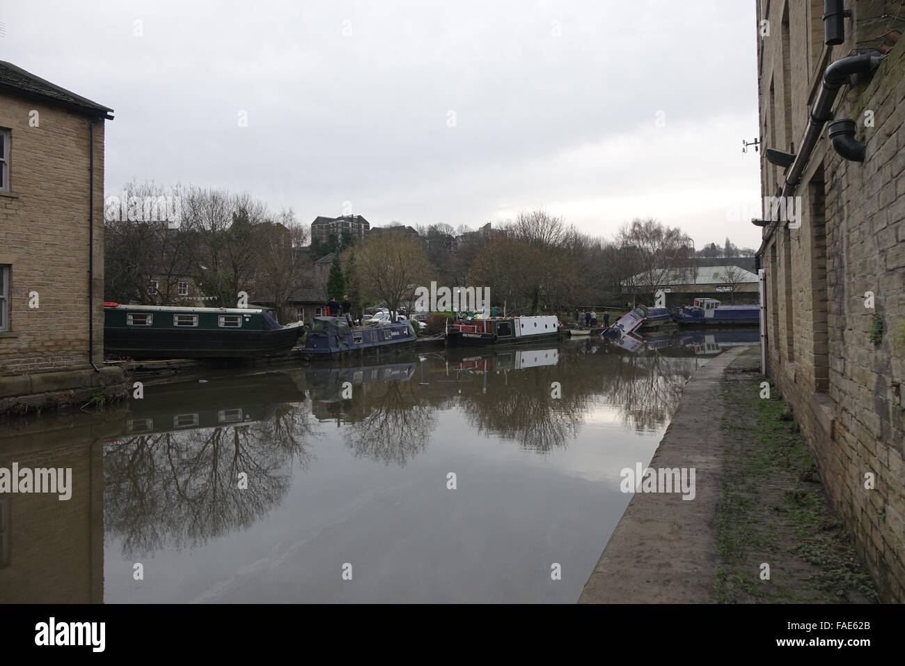 Elland Basin, Elland, West Yorkshire, UK. 28th December, 2015. Owners ...