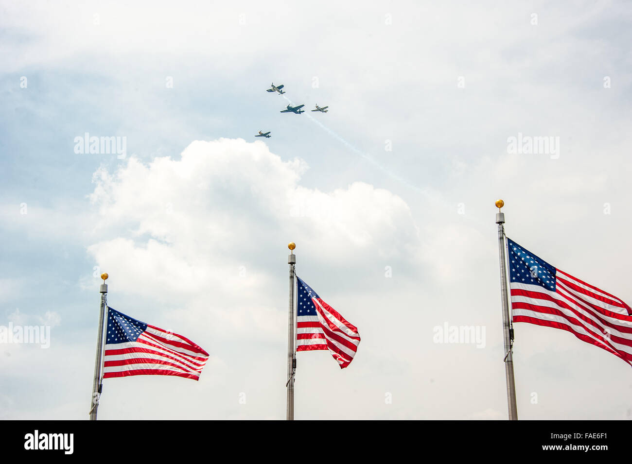 Airplanes flying over american hi-res stock photography and images - Alamy
