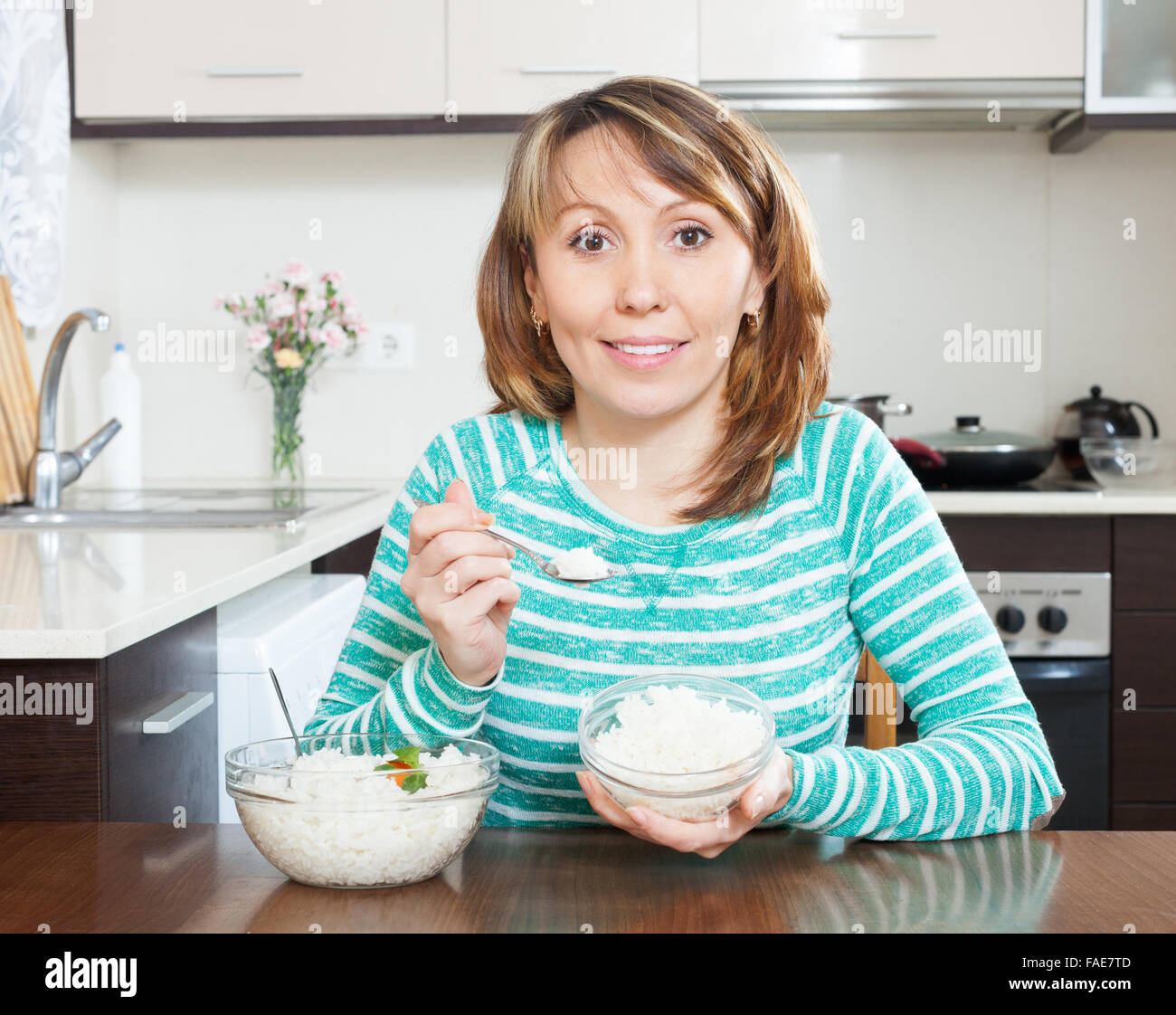 woman in green eating boiled rice Stock Photo - Alamy