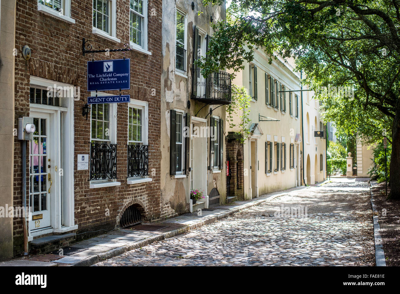 Street view in Charleston, South Carolina Stock Photo - Alamy