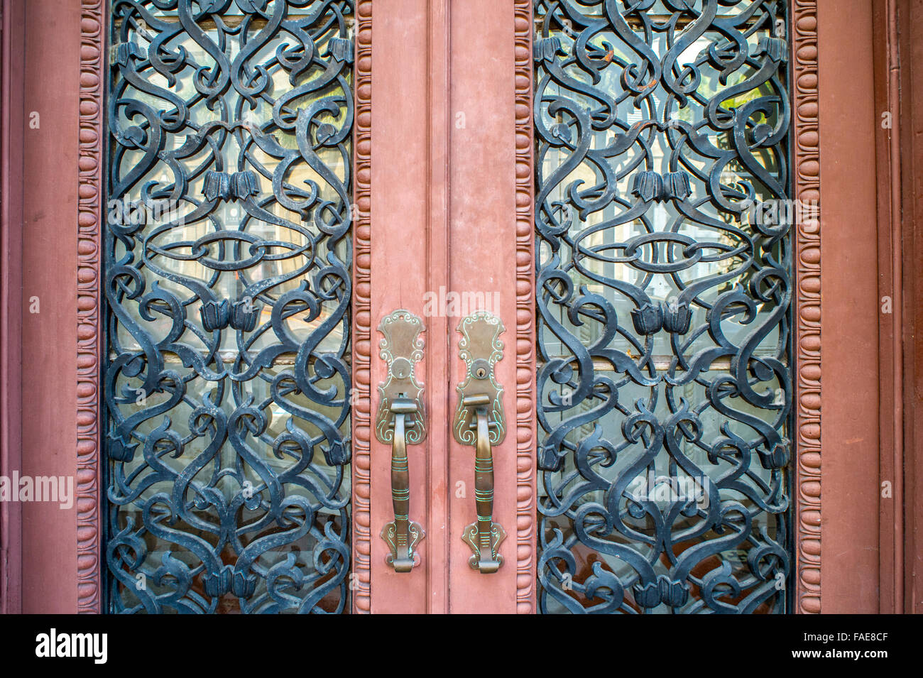 Pink doors hi-res stock photography and images - Alamy