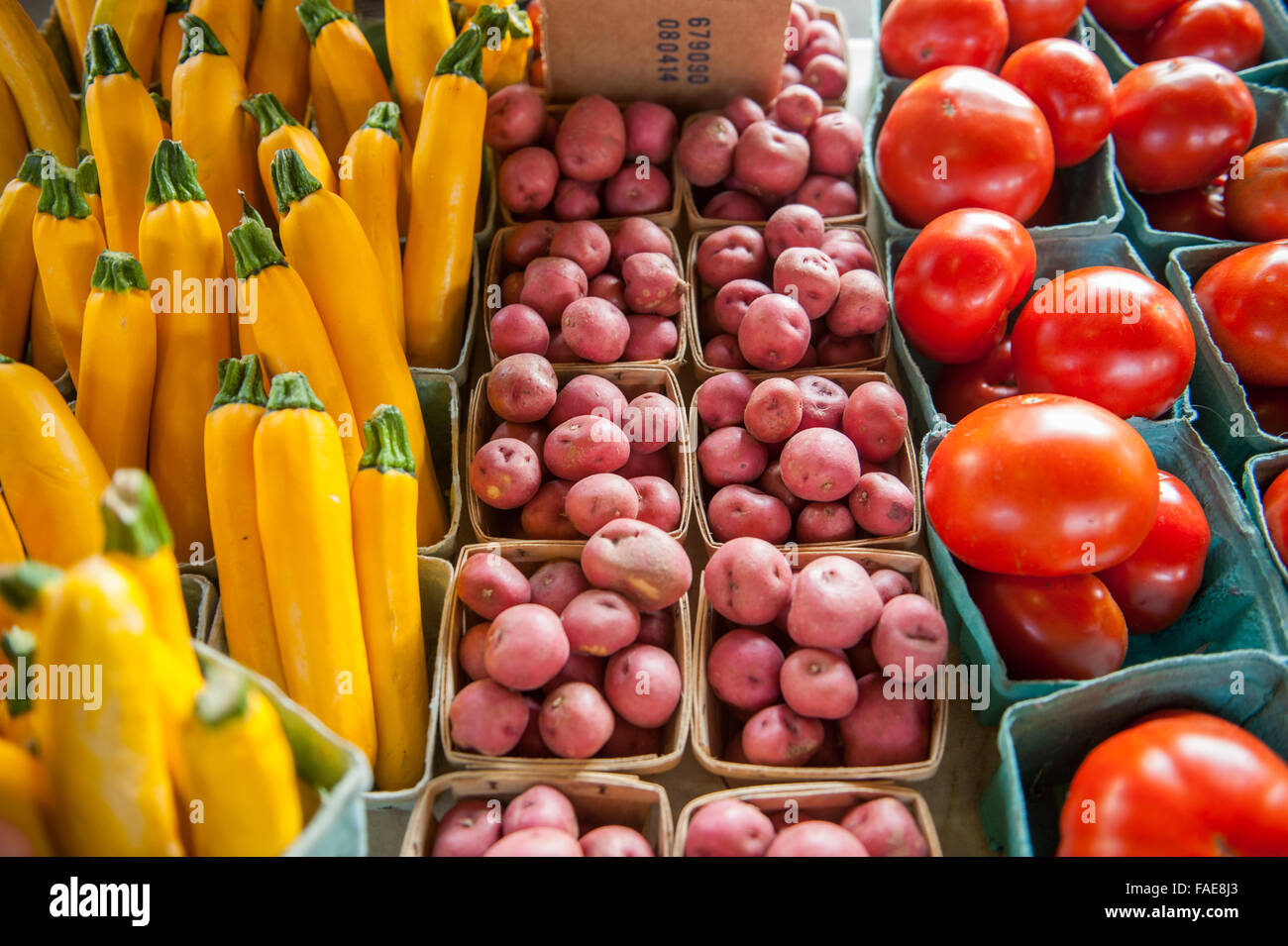 Farmers market produce box hi-res stock photography and images - Alamy