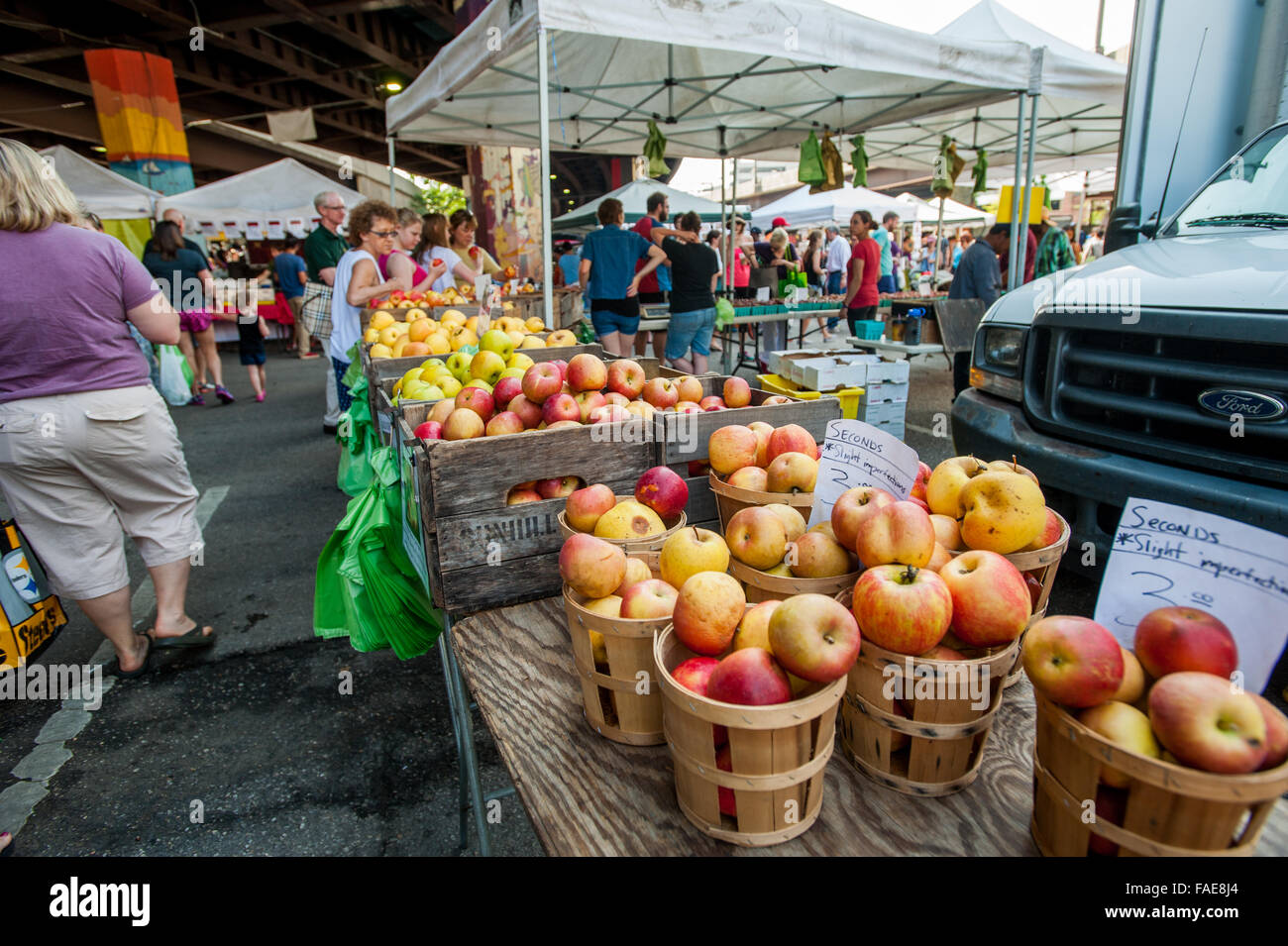 Apples for sale at a local farmers market Stock Photo - Alamy