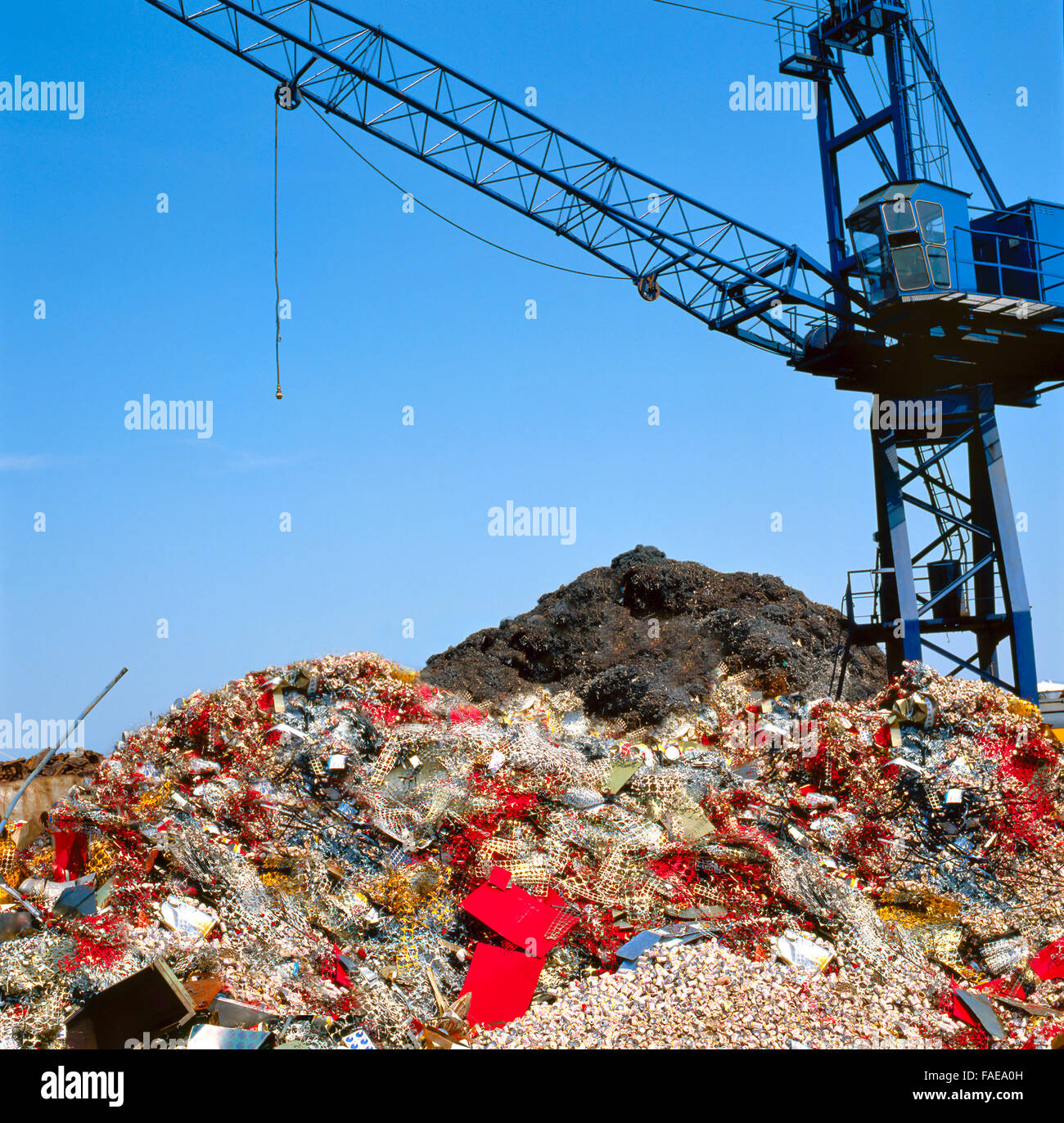 Scrapheap with crane at a scrap metal business Stock Photo - Alamy