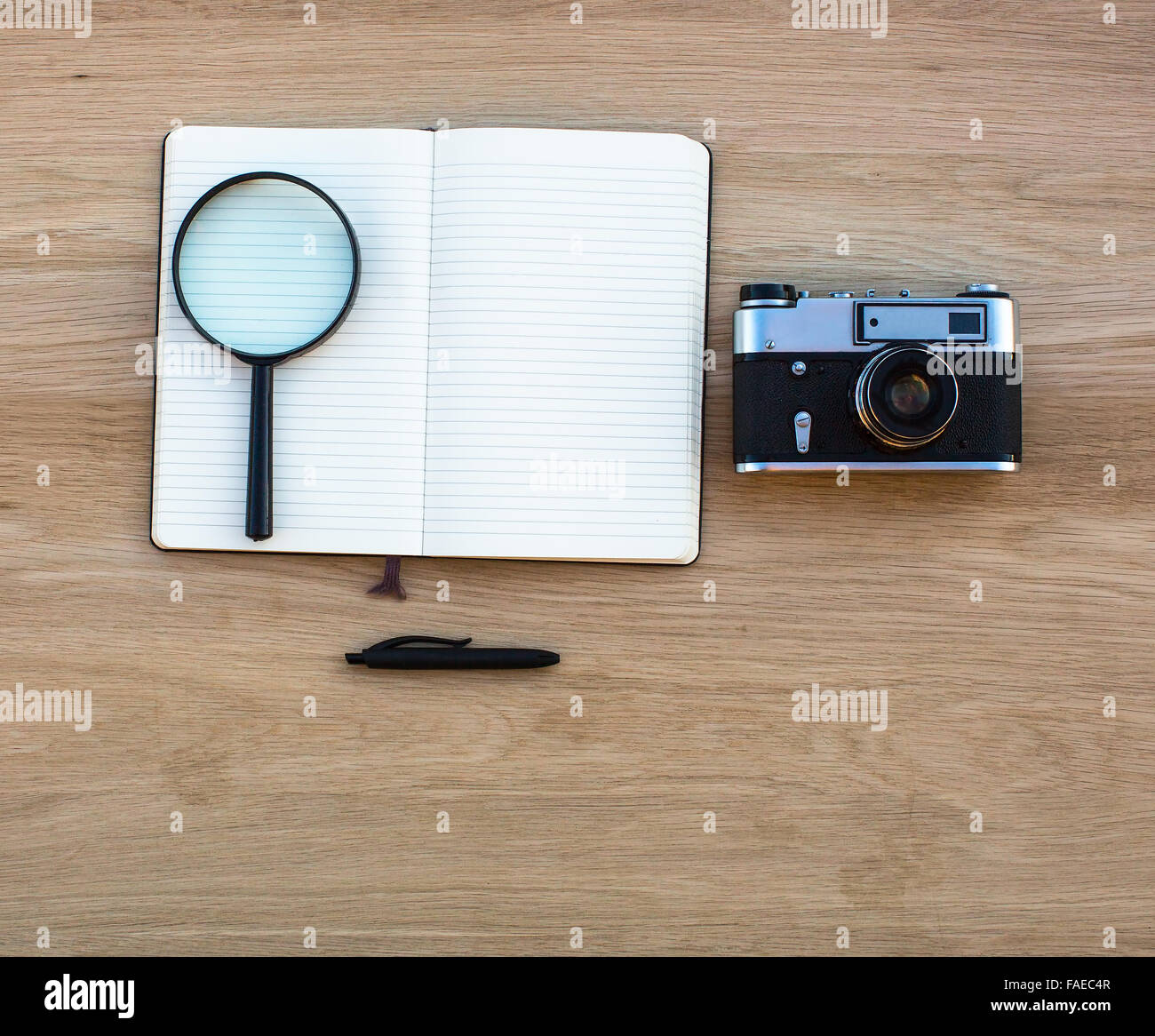 Old fashioned magnifying glass hi-res stock photography and images - Alamy