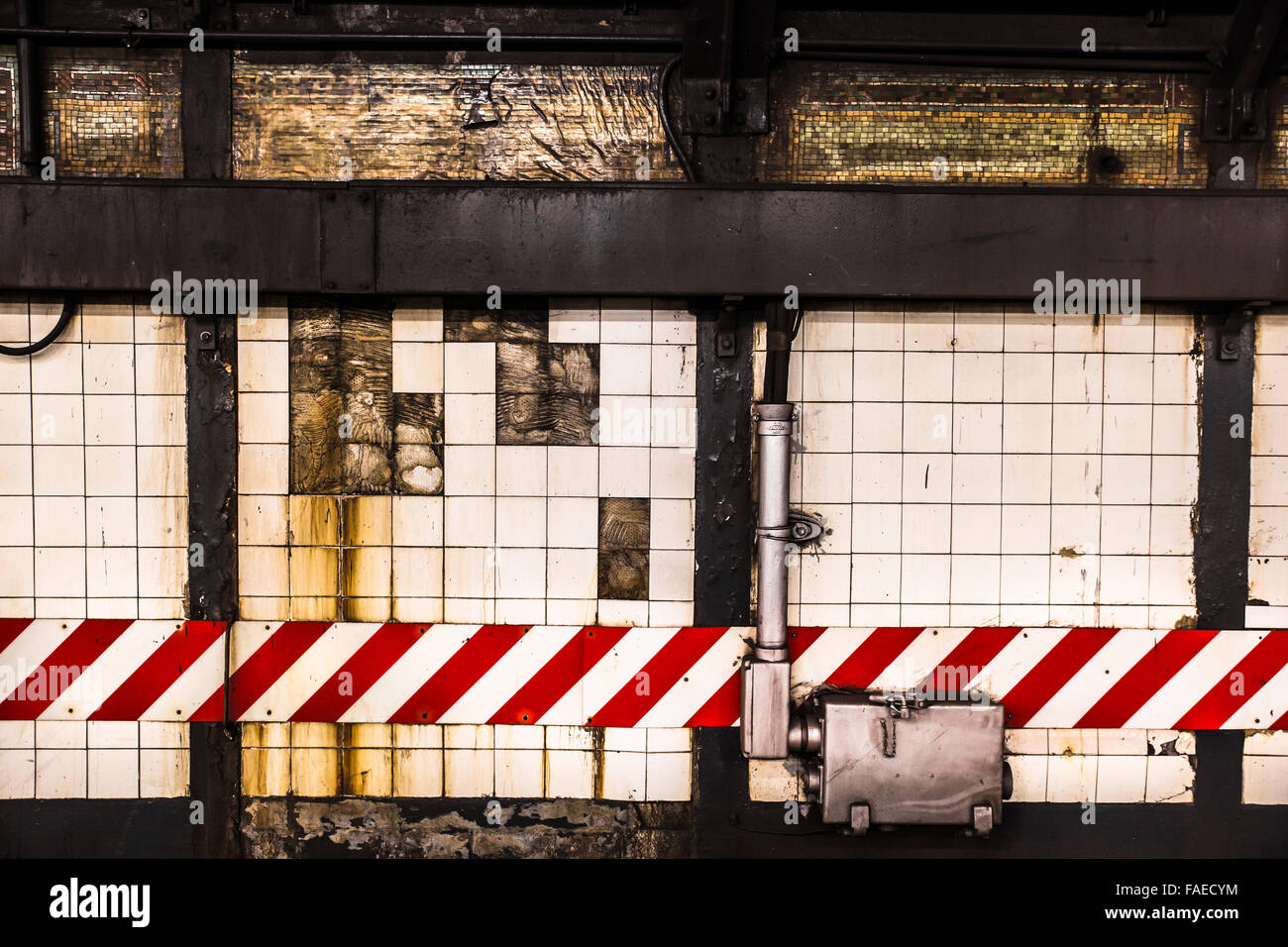 Grunge subway wall backdrop broken hi-res stock photography and images ...