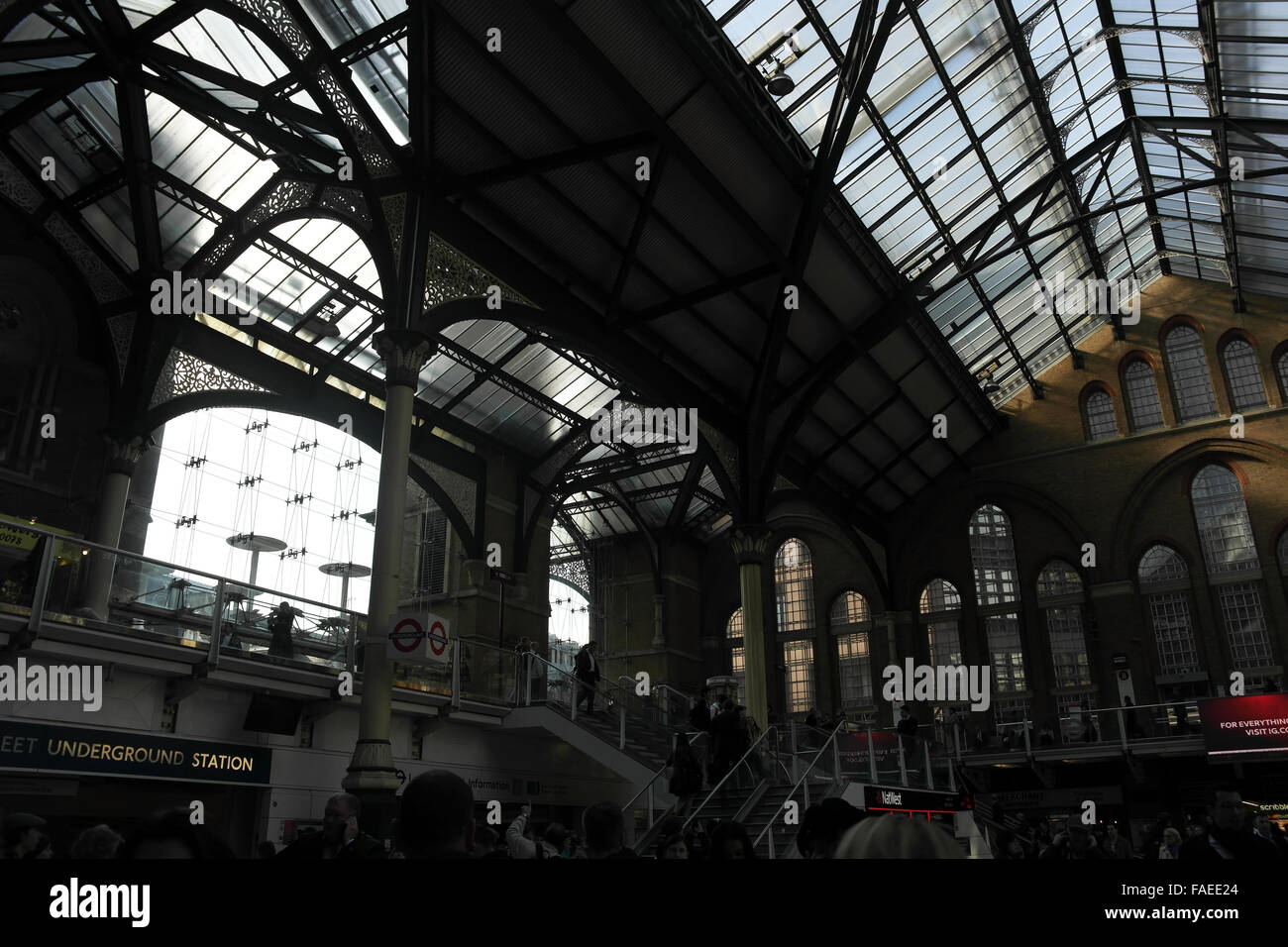 Walkway 1 surrounding main concourse liverpool street railway station ...