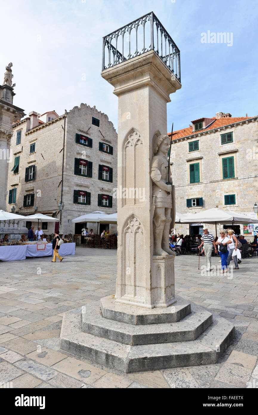 The Orlando column with a knight statue in the Luza square, Dubrovnik ...