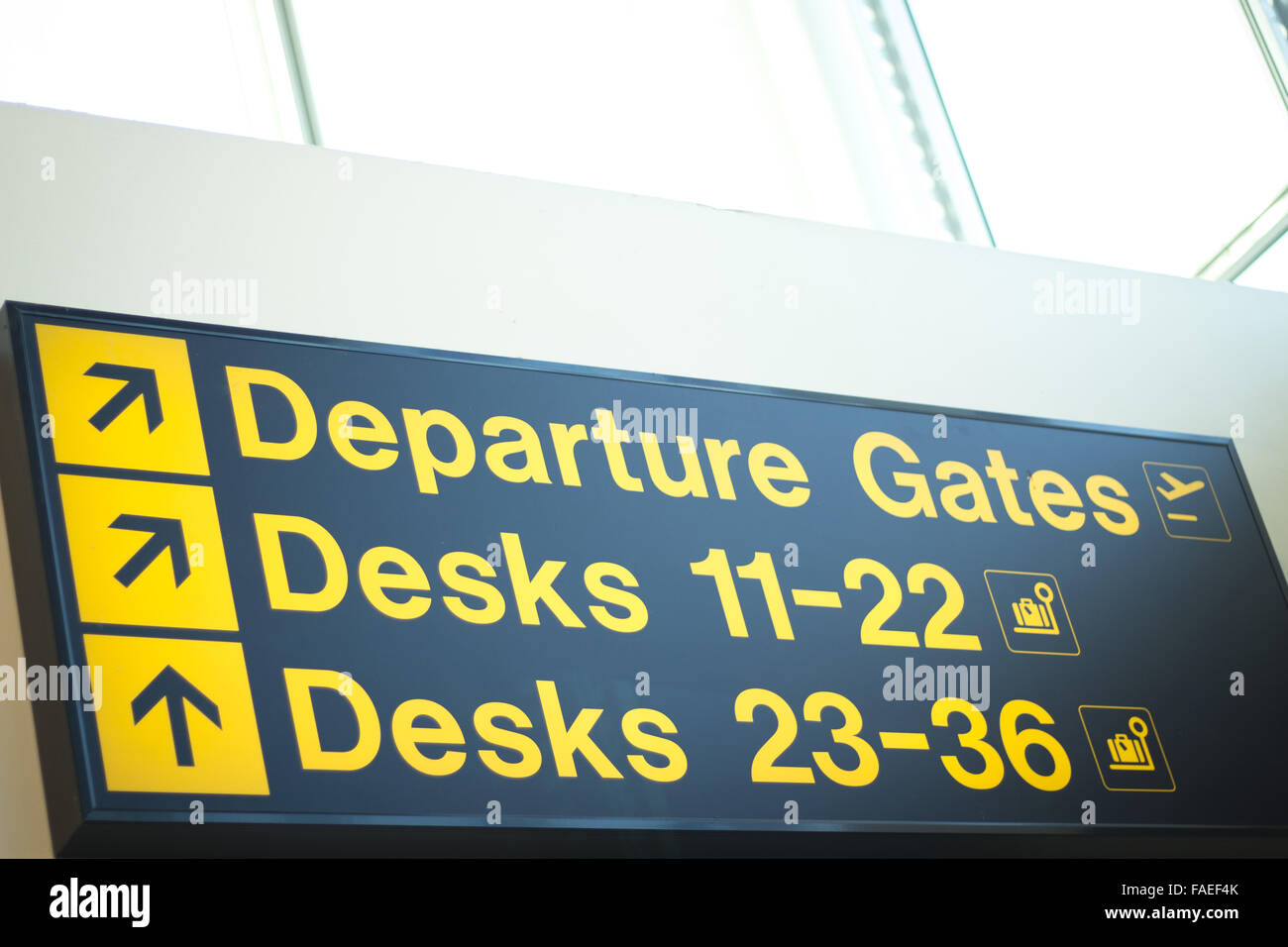 Airport departures arrivals board light hi-res stock photography and ...