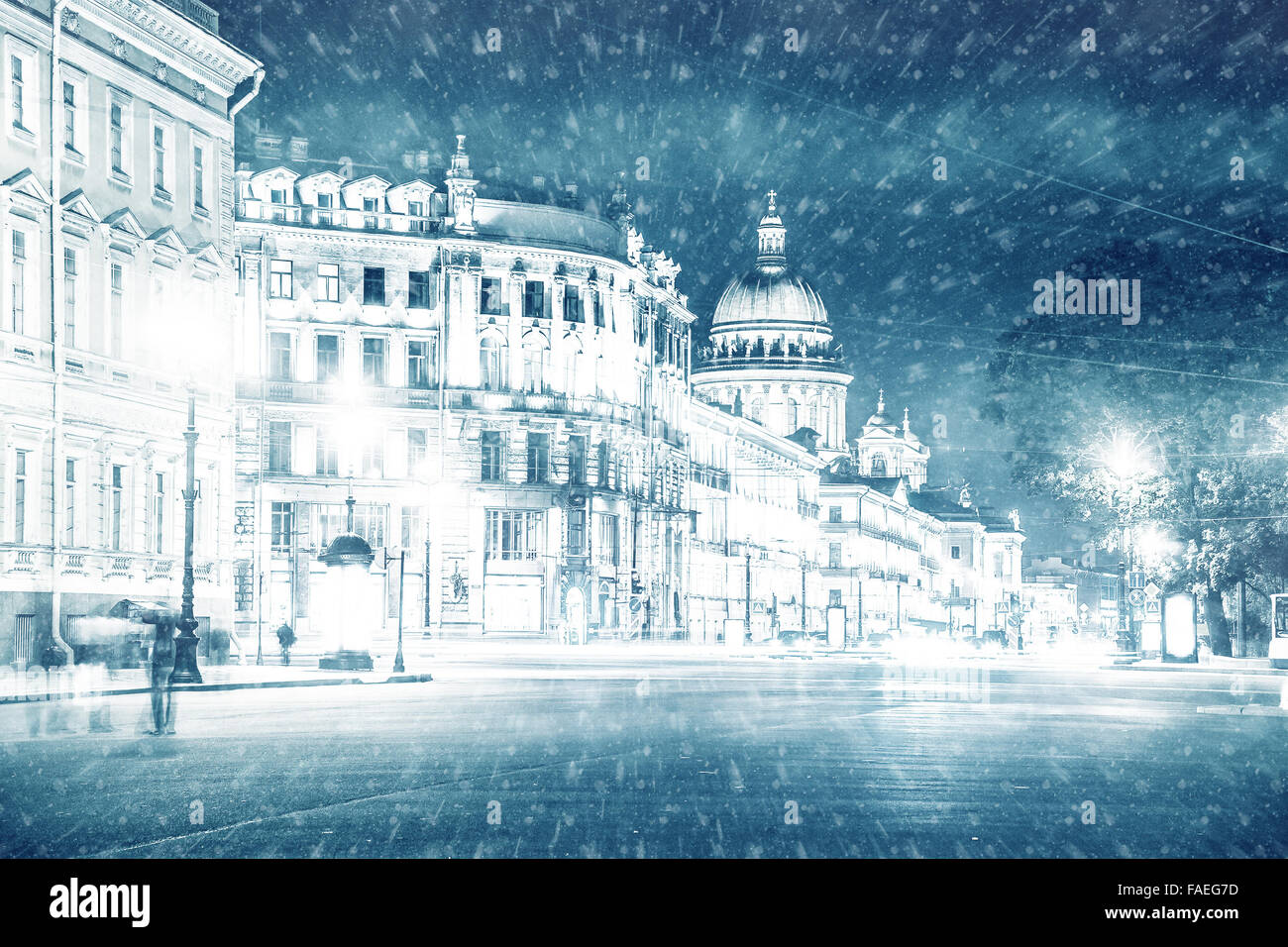 Beautiful night view of Nevsky Prospect and Isaac's Cathedral ne Stock ...