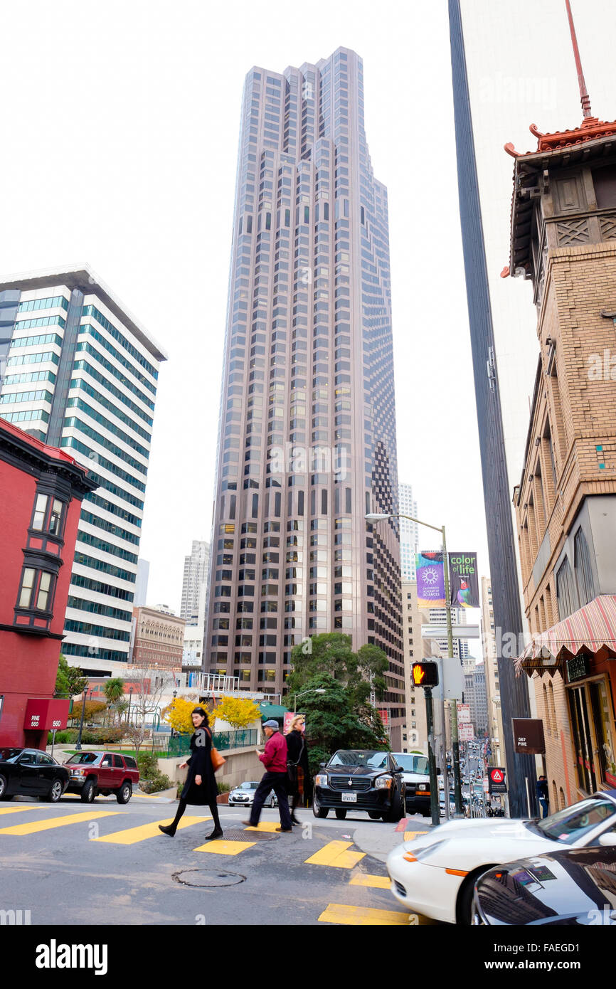 Big intersection with a highrise building in the background in downtown ...