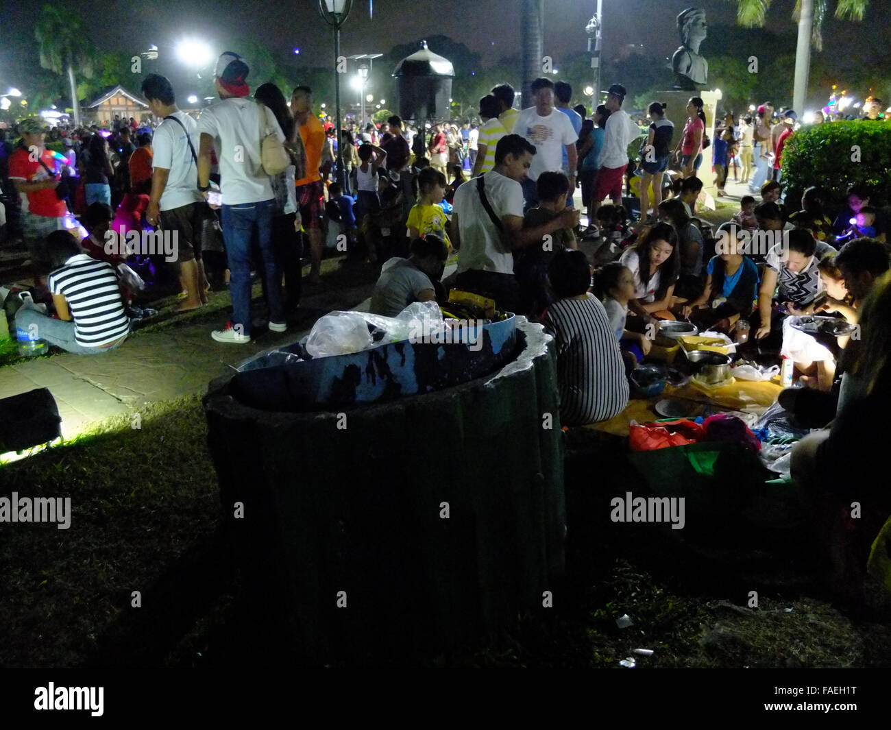 Some Filipino families chose to have a picnic at the Luneta Park Stock ...