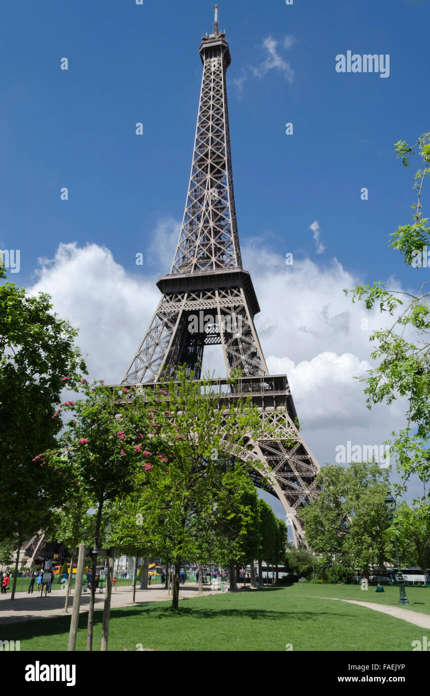Parisian scene hi-res stock photography and images - Alamy