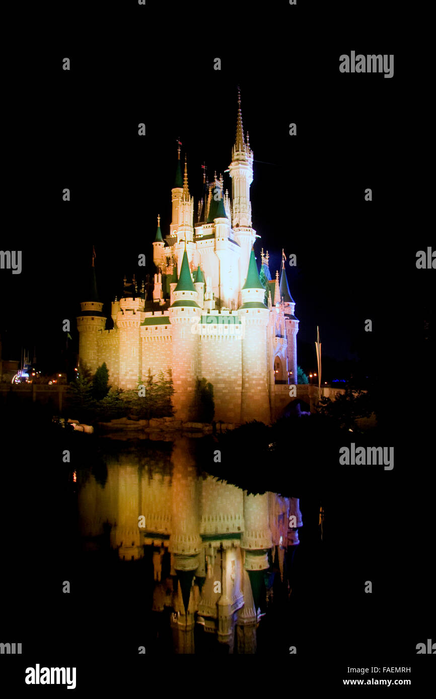 Cinderella castle disneys magic kingdom hi-res stock photography and ...