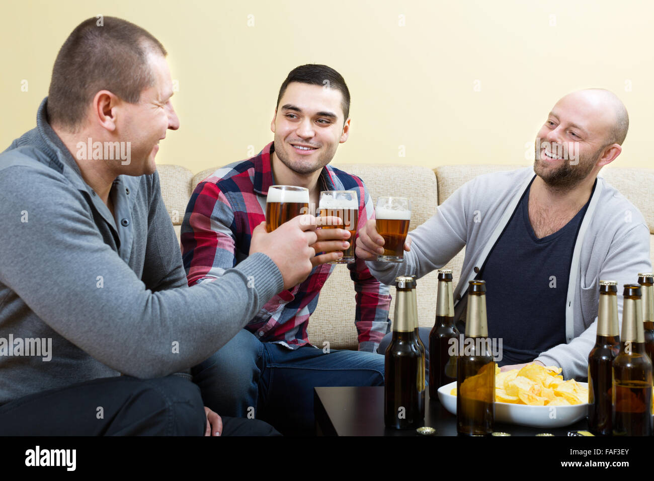 Friends drinking beer together hi-res stock photography and images - Alamy