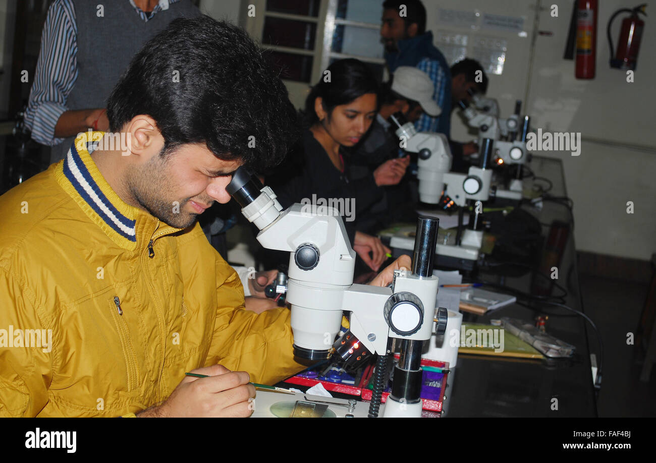Biology lab hi-res stock photography and images - Alamy