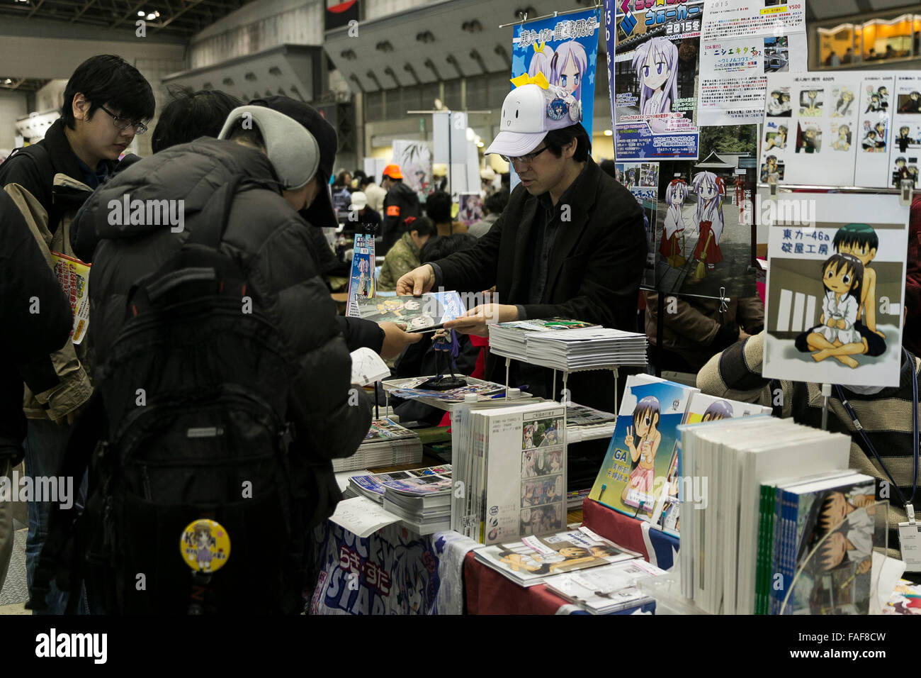 Tokyo, Japan. 29th Dec, 2015. Visitors look at the manga books on ...