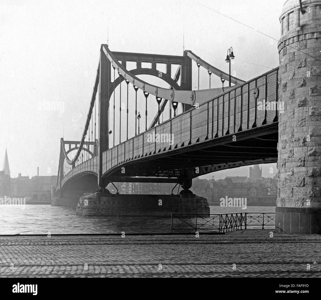 Blick von Deutz auf die Hindenburgbrücke in Richtung Stadt Köln mit den ...