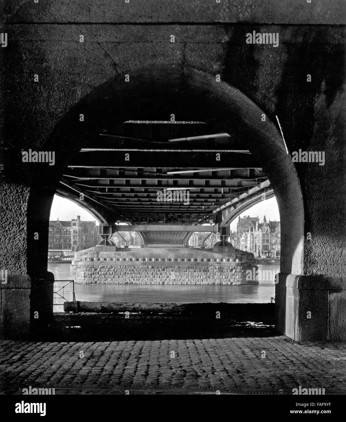 Am Rheinufer unter der Hindenburgbrücke in Köln, Deutschland 1920er ...